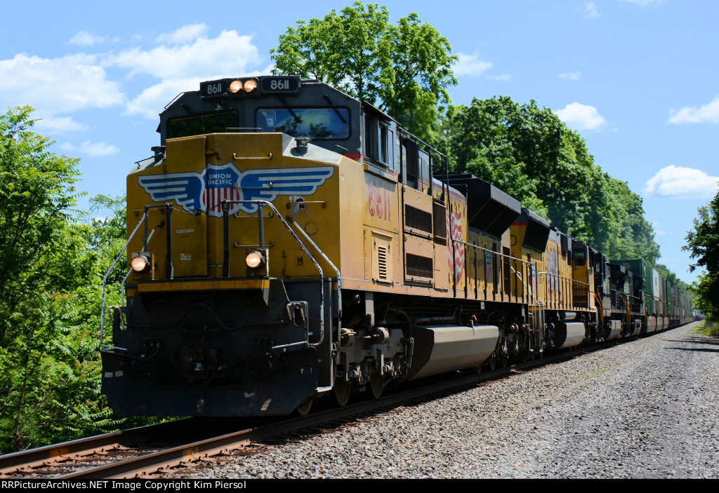 UP 8611 NS Train 211